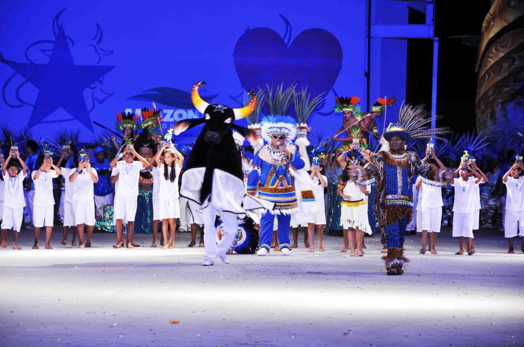 Parintins em festa; Bumbás celebram 50 anos - TurismoETC