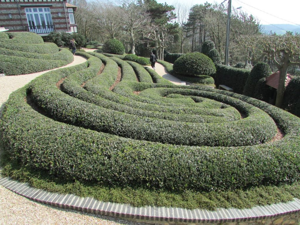 Rostos tiram foco do verde no jardim de Étretat - TurismoETC